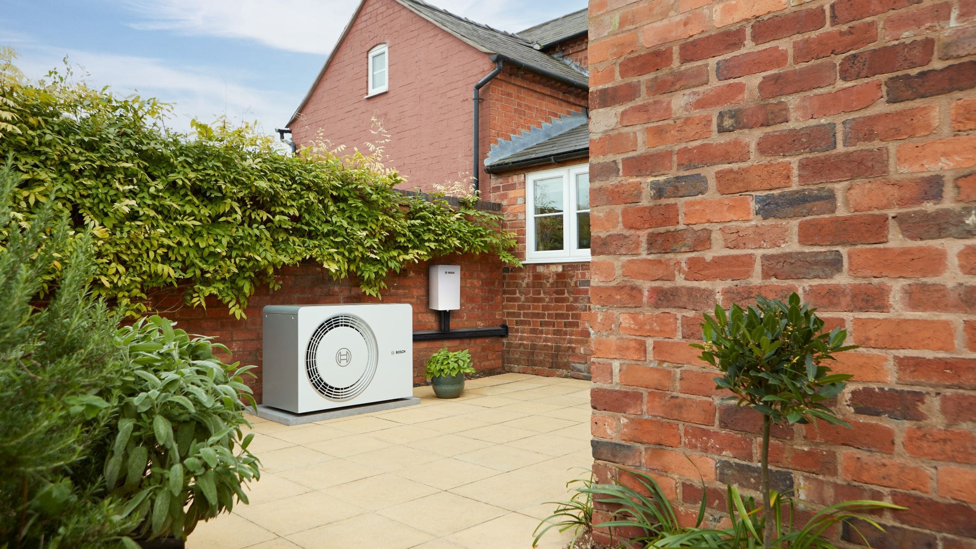 Worcester Bosch launches new hybrid heat pump - Oil Installer
